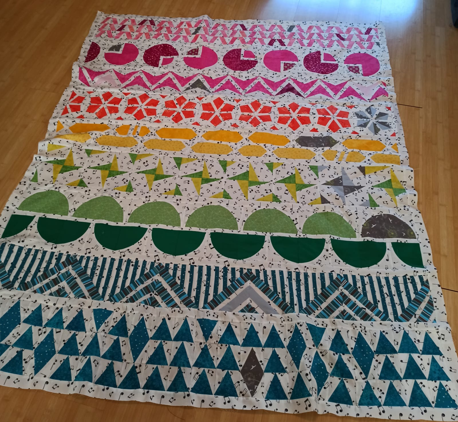 Fertiges Quilttop Between the Lines » BERNINA Blog